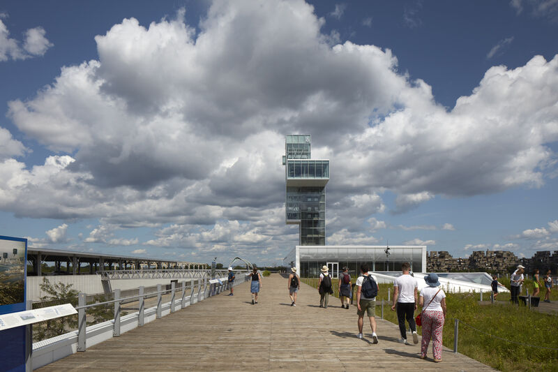 La Tour du Port de Montréal présente un mur-rideau complexe et ...